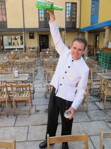 How to pour cider in Asturias