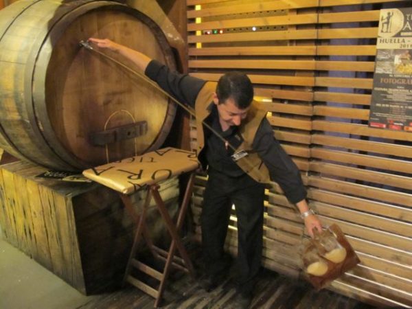 How to pour cider in Asturias