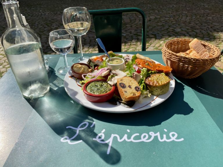 Things to see in Avignon on a walk around the old town | Velvet Escape