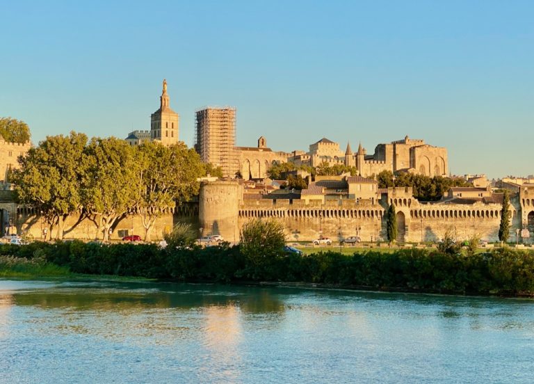 Things to see in Avignon on a walk around the old town | Velvet Escape